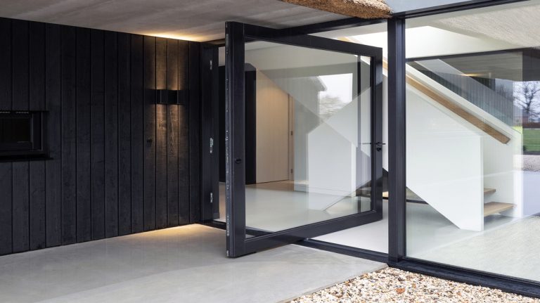 What is a revolving door? A detailed comparison between revolving doors ...